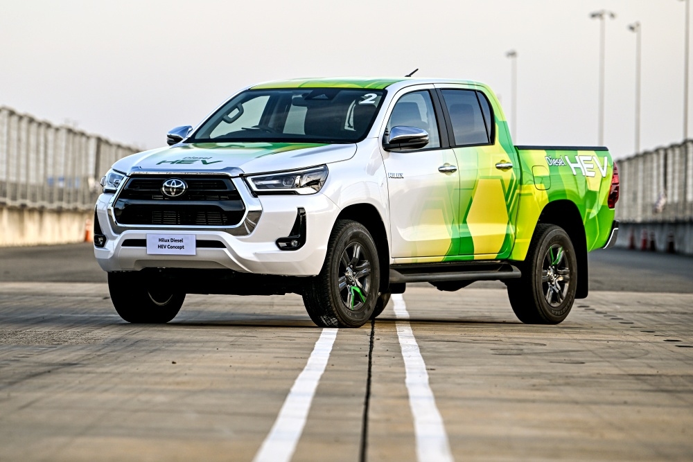 First Drive ! Toyota Prius HEV/Hilux Revo Diesel HEV Concept/Hilux Revo ...